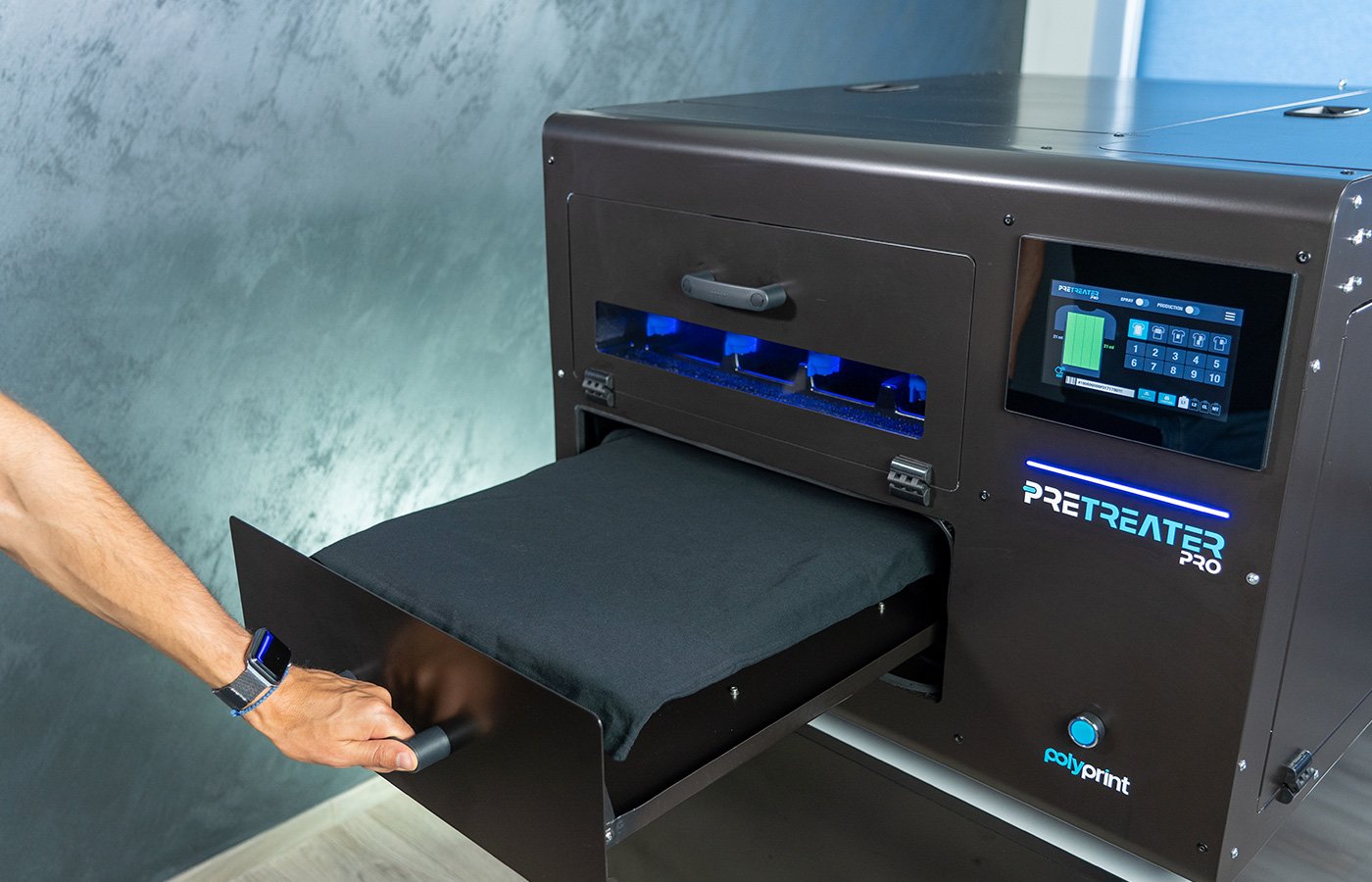 What is the typical DTG printing process on dark colored garments